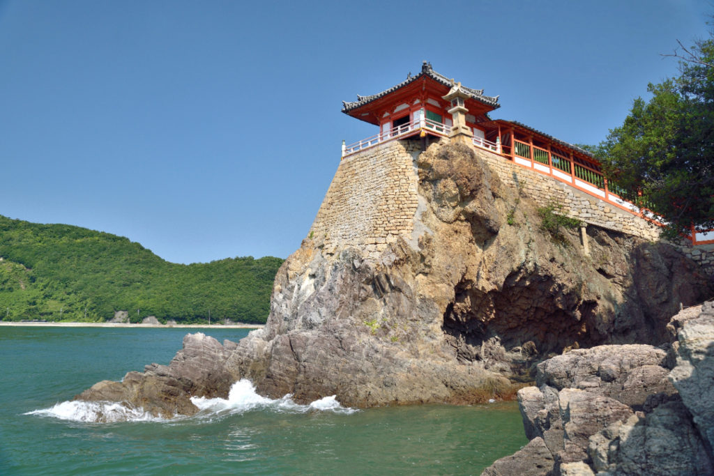 Le temple Abuto-Kannon, un temple au bord d'une falaise, recouvert de ...